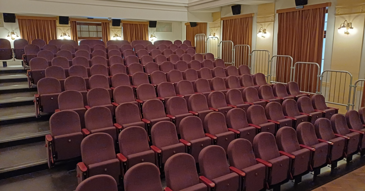 Kinosál má nové sedačky i kinotechniku